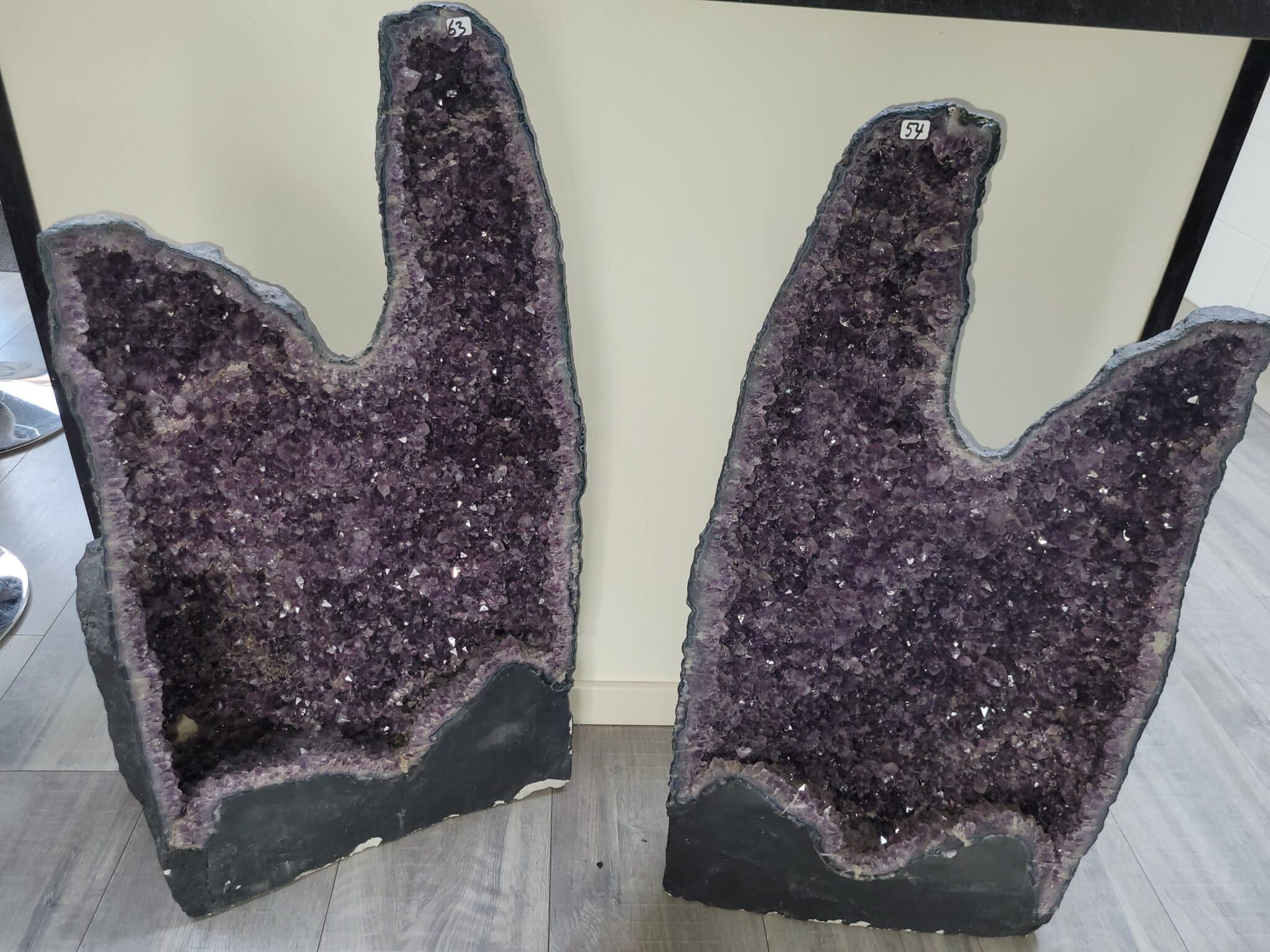 Mega Amethist Geode set 117 kg samen op verlicht plateau - Vlinderstenen